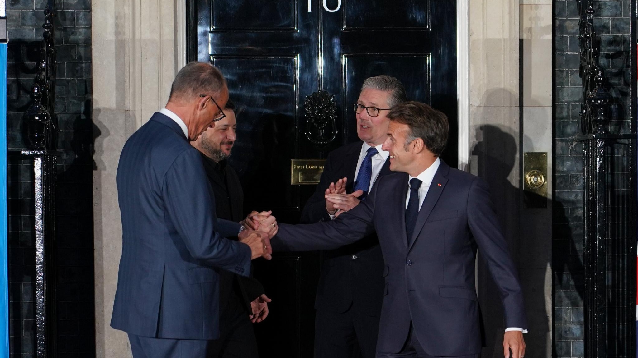 Vertice Londra, Macron-Starmer-Merz: "Sostegno ai negoziati diretti tra ...