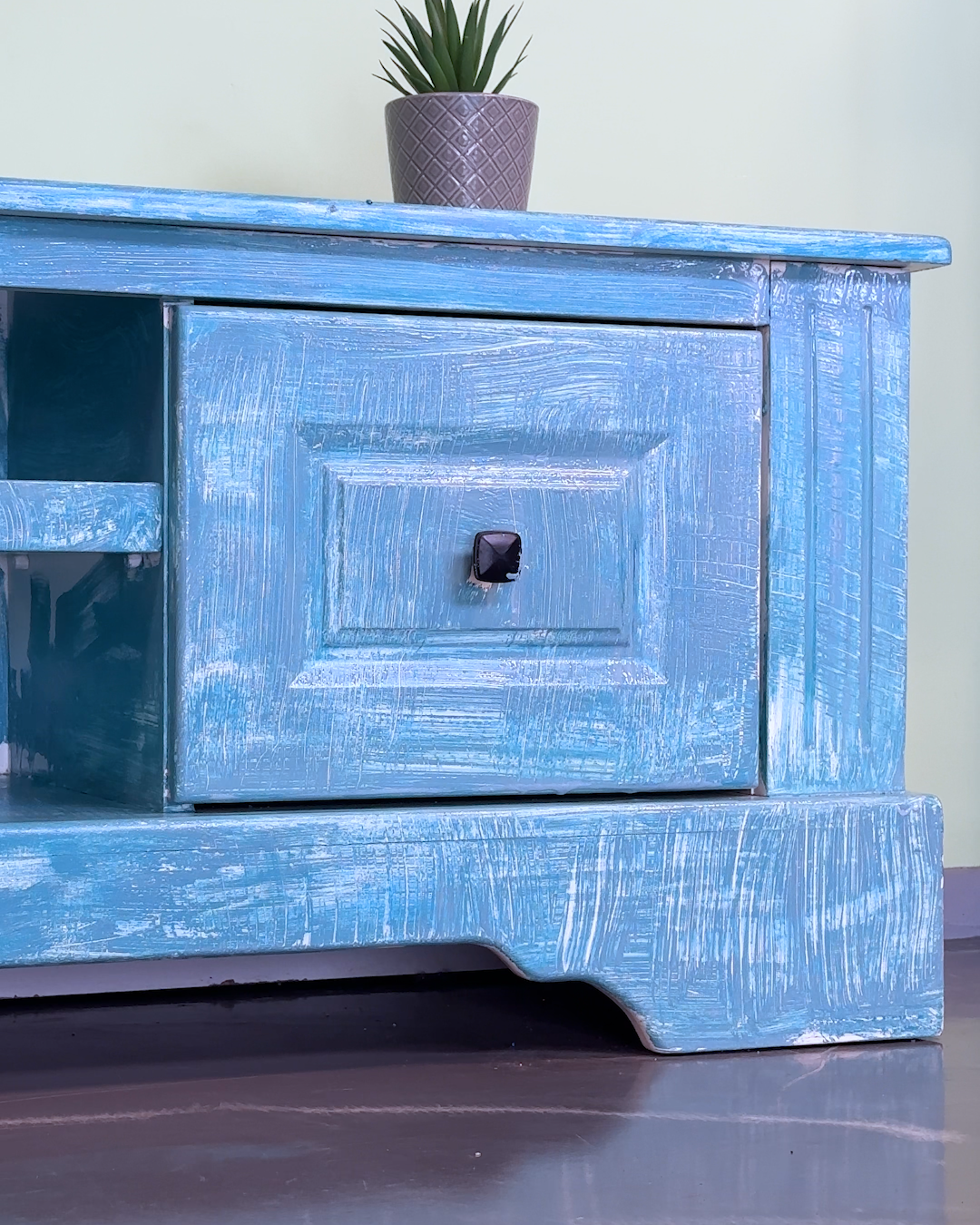 DIY furniture glow-up using a broom 🧹