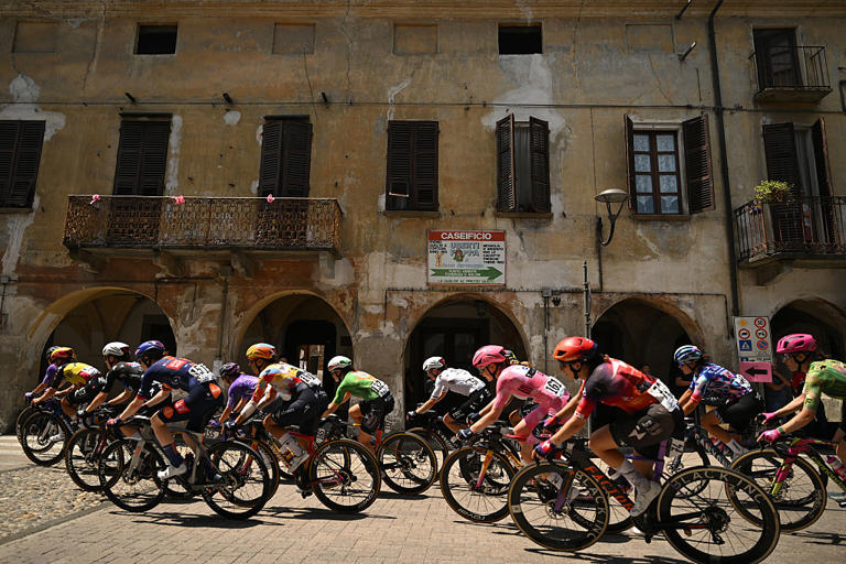 Demi Vollering overtakes Anna van der Bregen on final day to win Giro d ...