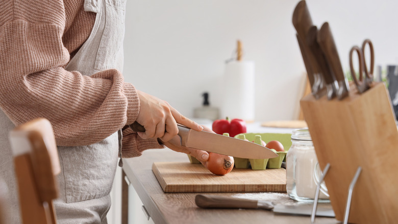 Ditch clutter: Amazon has a kitchen utensil holder that doubles as a ...