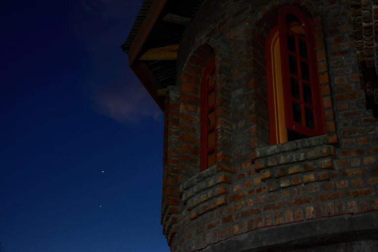 Look up: 'Kissing planets' set to light up the night sky this week