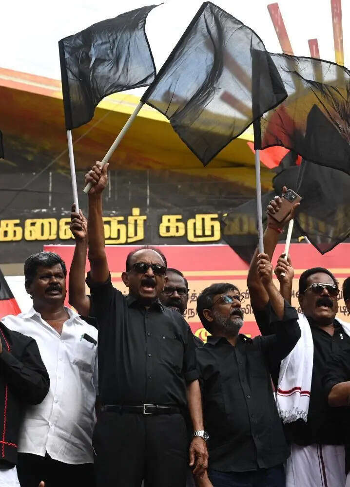 Vaiko hold black flag protest against Governor Arlekar for ...