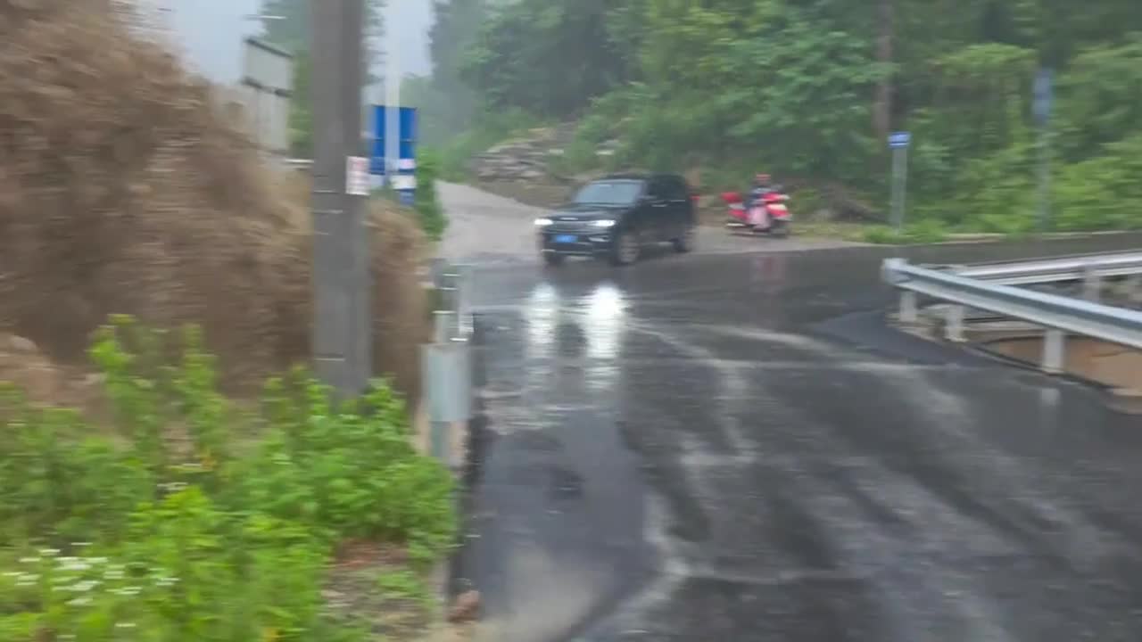 Flash flood overtops bridge amid torrential rain in Chongqing, China
