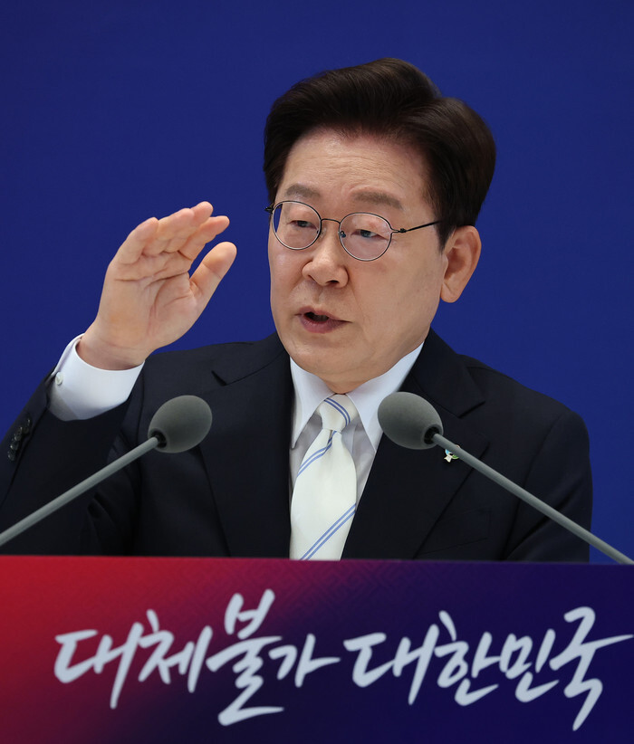 Lee holds press conference marking 1st anniv. of inauguration