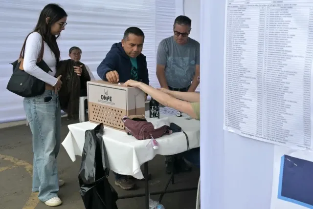Sondeos a boca de urna de la segunda vuelta en Perú dan ventaja ...