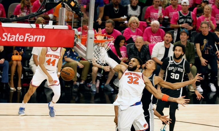 Adaptable Towns key in Knicks' run to NBA Finals lead