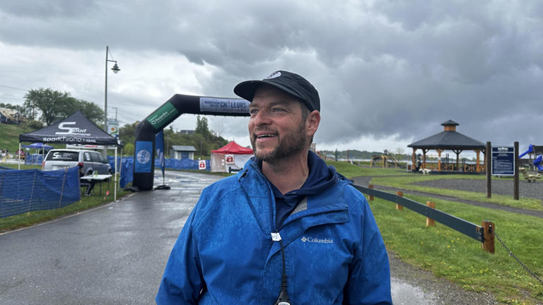 Des pompiers, en tenue de combat, courent au Marathon Baie-des-Chaleurs
