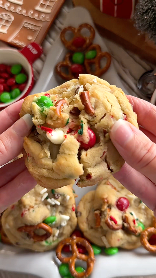 Santa’s kitchen sink cookies 😍