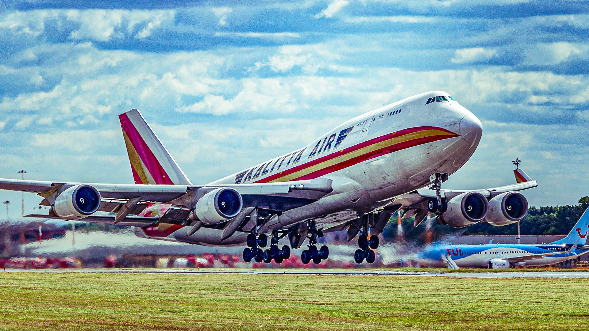 The surprising reason behind cargo airlines hoarding aging Boeing 747 ...