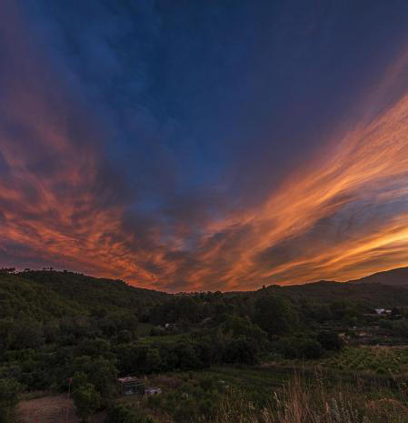 La puesta de sol de cirrus radiatus en el paisaje agroforestal del Alt ...