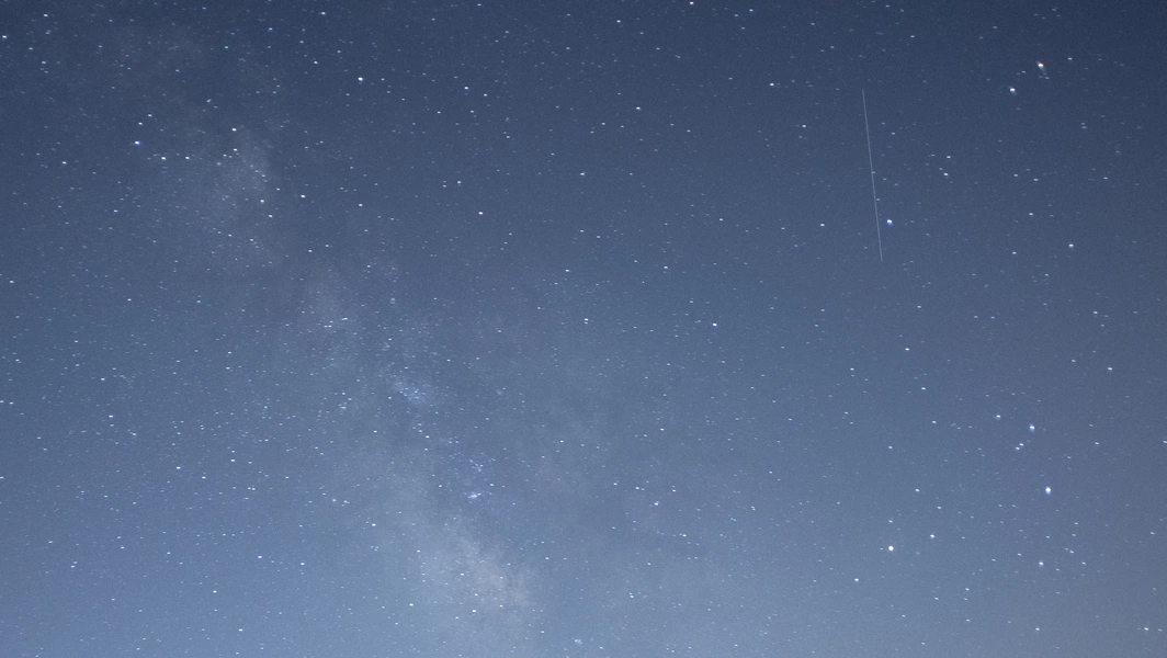 Rare meteor captured over Kitt Peak in vivid night sky display