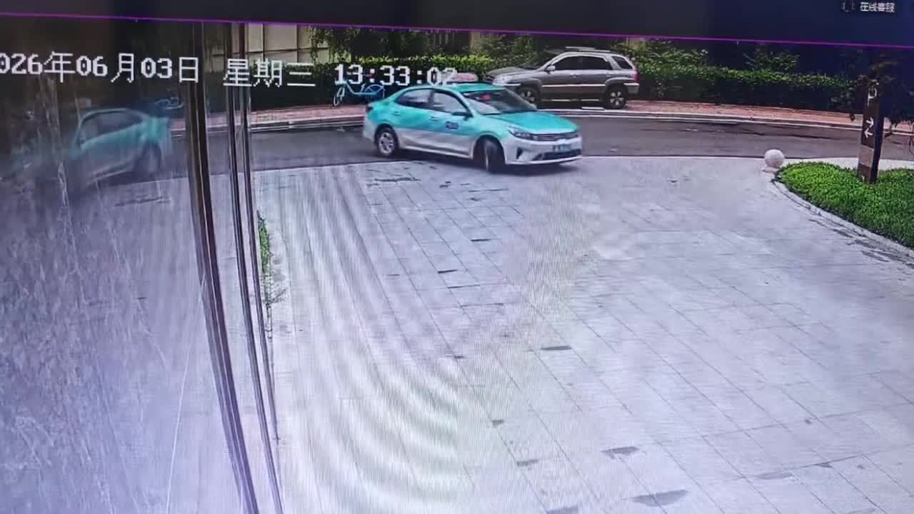 Taxi leaves heart-shaped tire marks while turning in Hebei, China