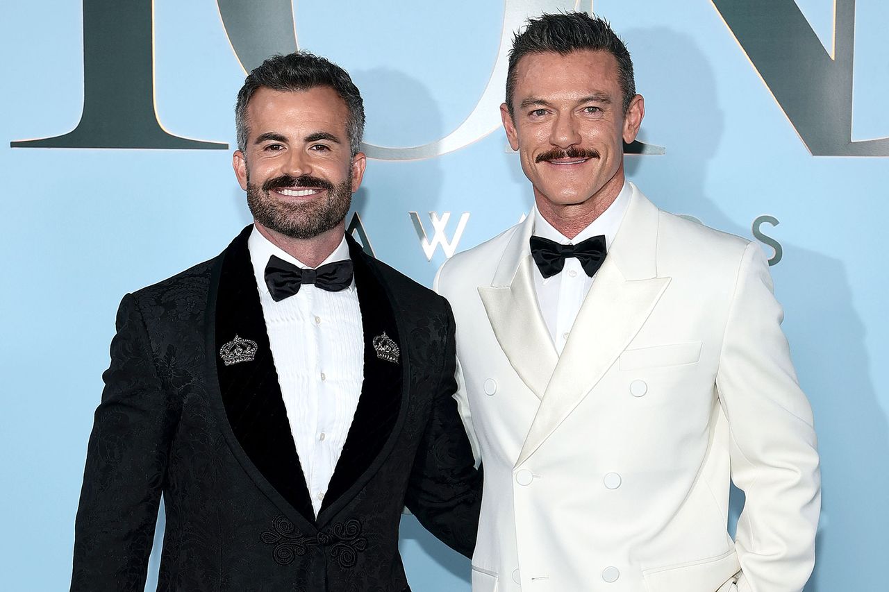 Tony Awards 2026 live updates: The red carpet razzle dazzle is underway ...