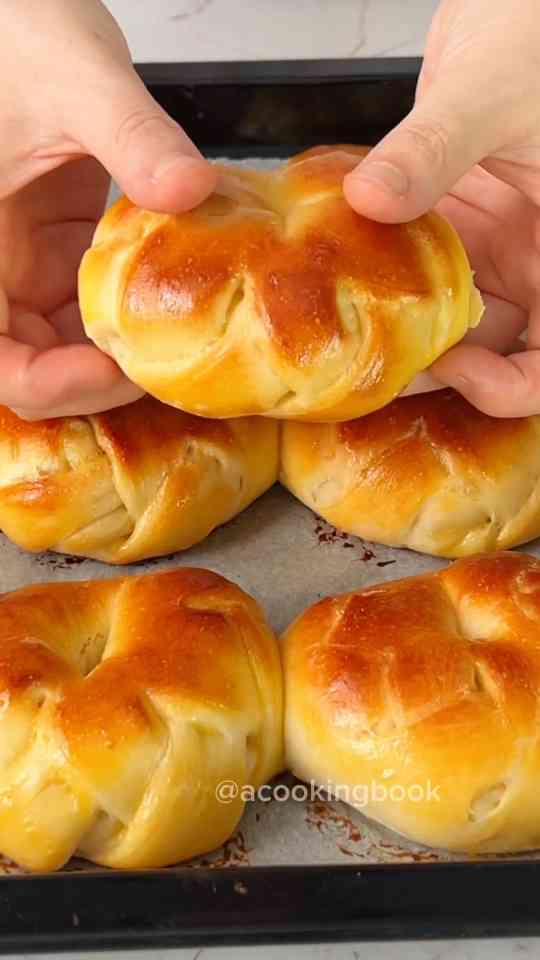 How to make soft apple cinnamon walnut buns at home