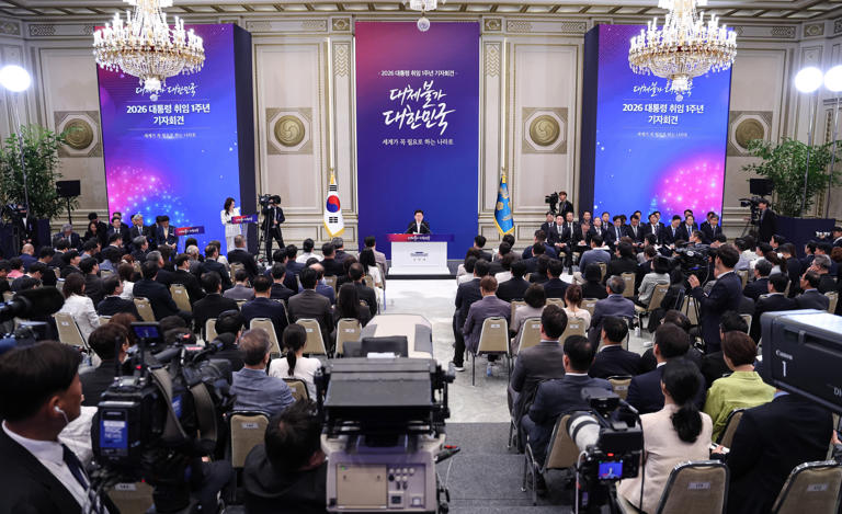 President Lee Jae Myung's approval rating drops to 55.2% in three-week ...