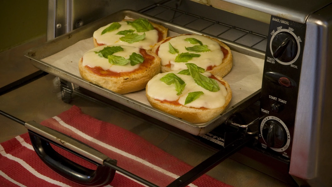 Mini pizza bagels for every craving