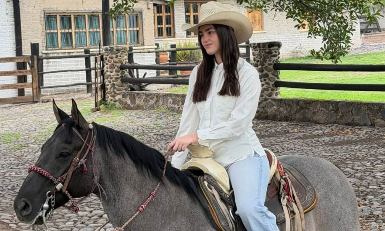 Emily Álvarez, hija de El Canelo, conquista con un look vaquero ...