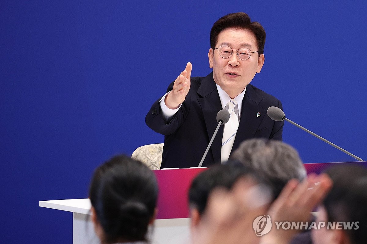 Lee holds press conference marking 1st anniv. of inauguration