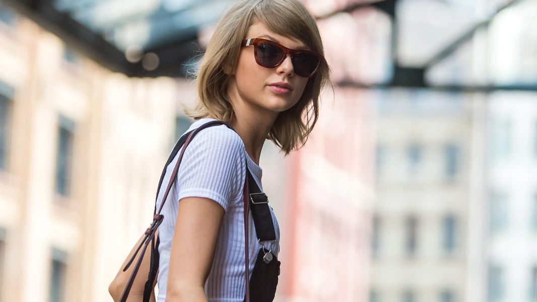 Taylor Swift’s pleated pants look set to shape summer style