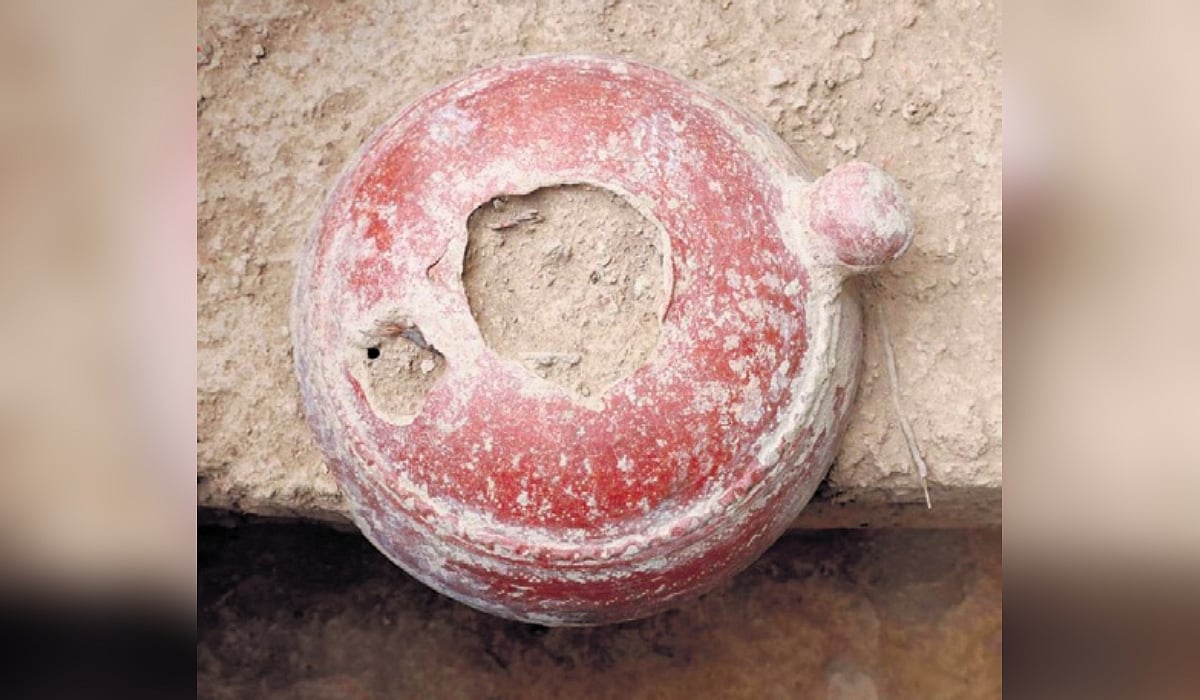 Keezhadi excavation in TN's Sivaganga district unearths 1st red-slipped ...