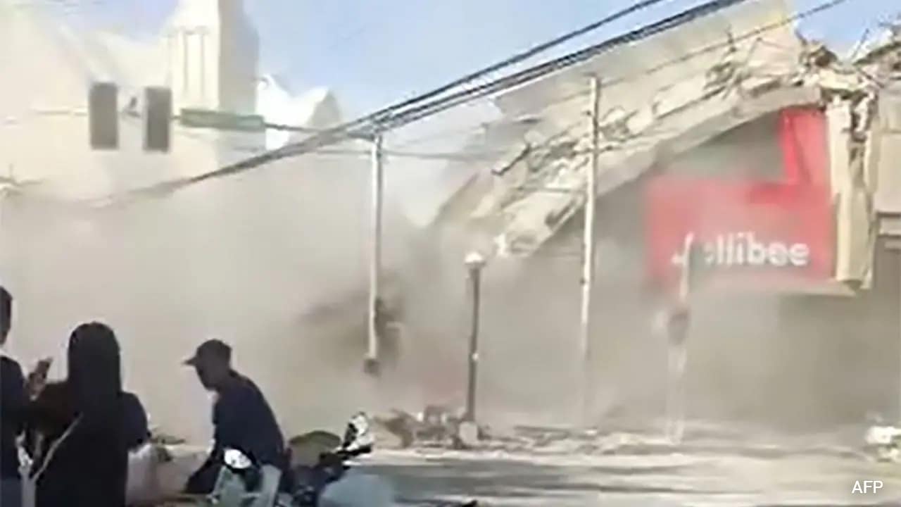 Video: Mall crumbles, families run for safety as quake jolts Philippines