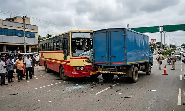 25 injured as bus rams into truck in Maharashtra's Buldhana