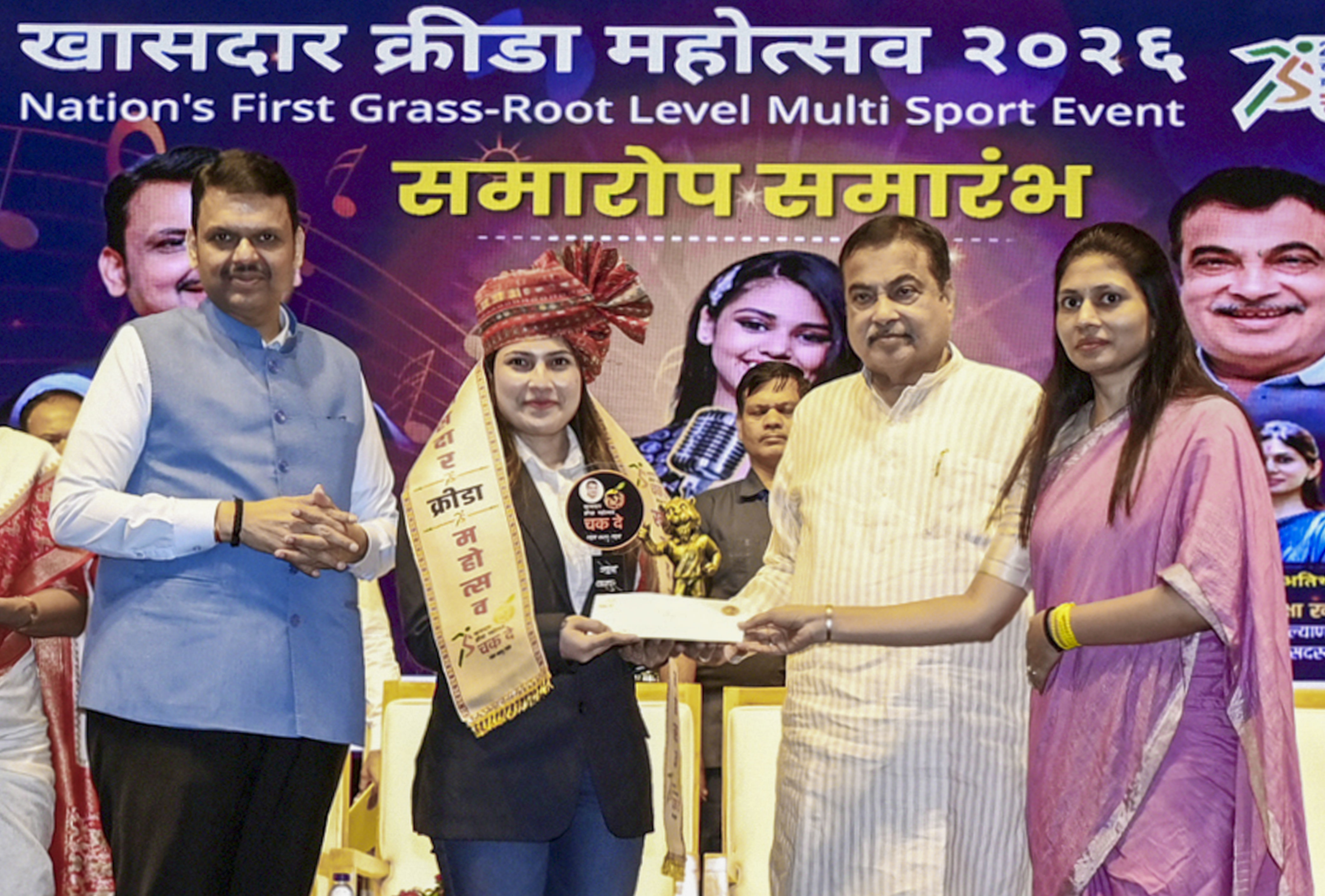 Fadnavis, Gadkari strike musical note at sports event in Nagpur, win ...