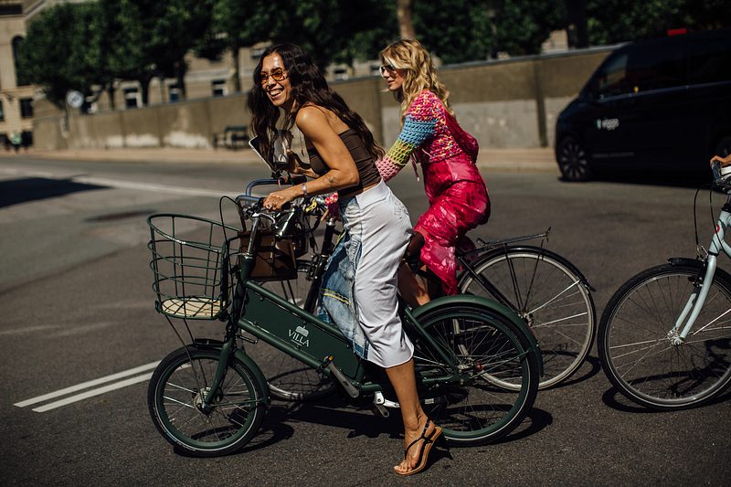 Wer braucht French? „Midsommar Nails“ sind Sommernagel-Trend 2026