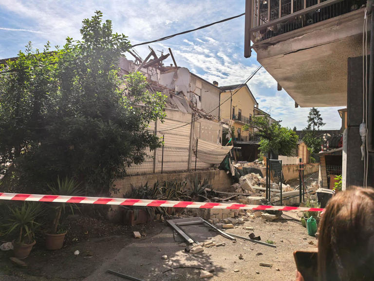 La palazzina crollata a Porto Sant’Elpidio: "Scavato tra le macerie ...