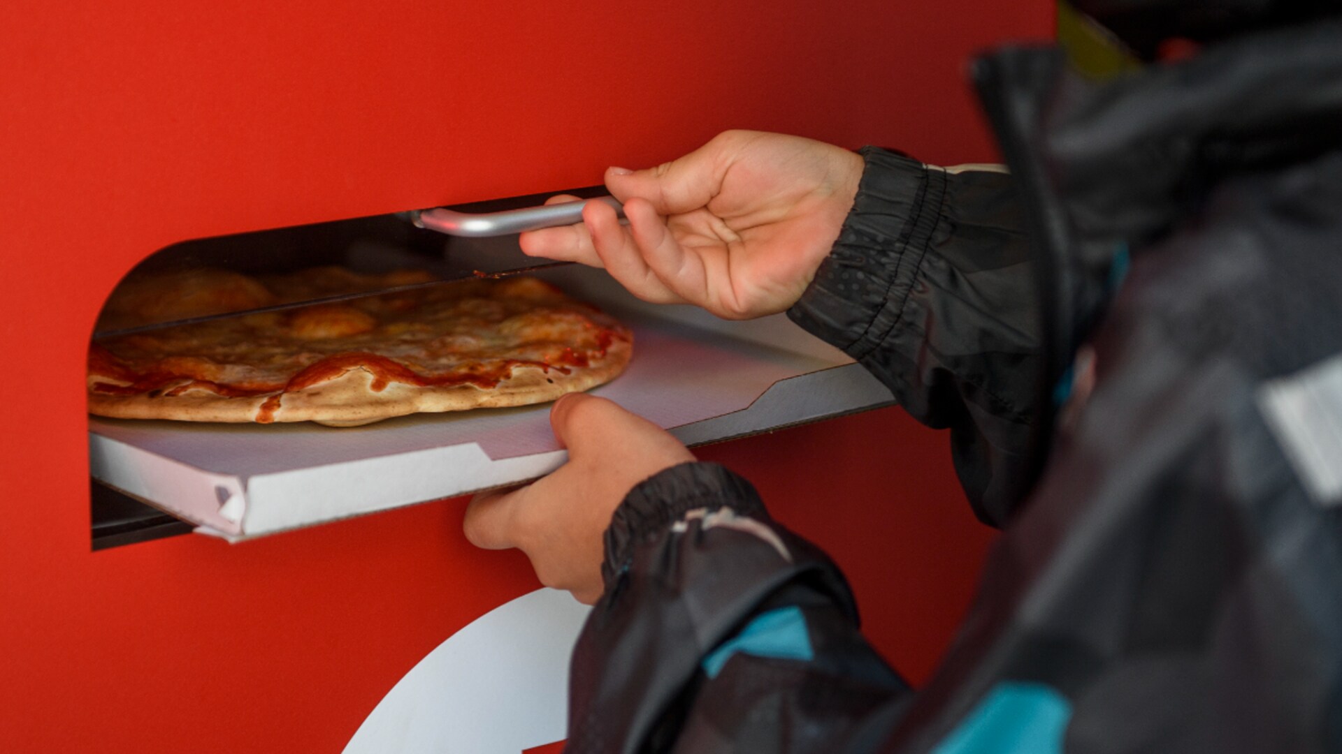Restaurant in Belgien macht mit Automaten Pizza rund um die Uhr ...