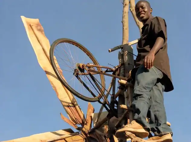 William Kamkwamba e seu cata-vento revolucionam comunidade no Malawi