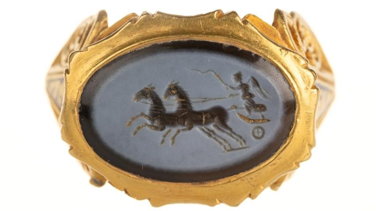 Pensó que era una moneda y acabó encontrando un tesoro: un anillo de ...
