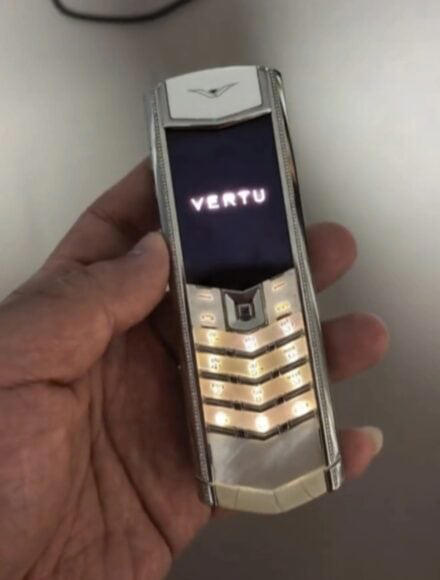 花 33.5 萬買 Vertu 只支援 2G 變「磚頭」事主後悔不如當年買黃金 | LIHKG 討論區