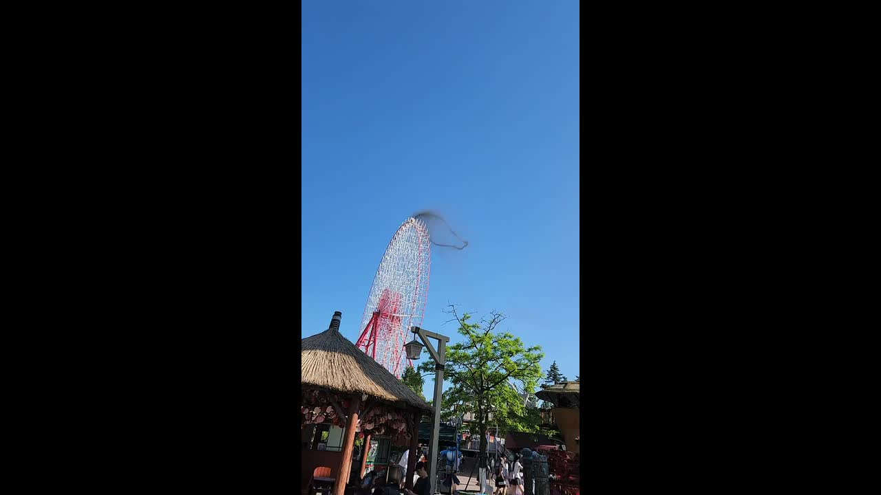 Smoke ring vortex appears above Ferris wheel in Liaoning, China