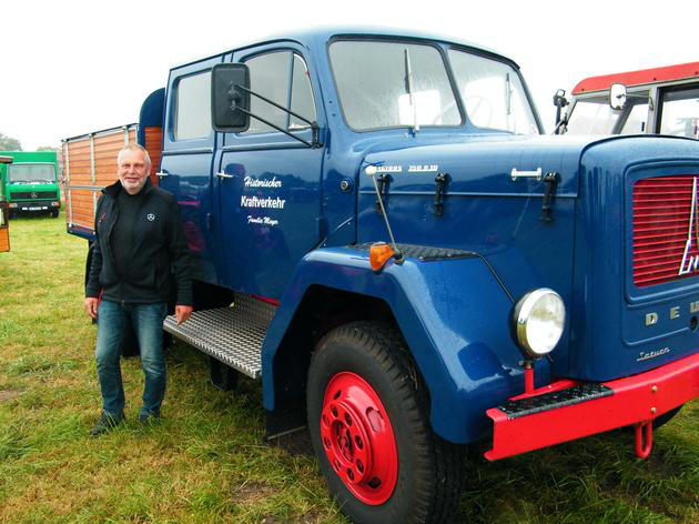 Oldtimer-Freunde reisen eine Stunde mit 20-PS-Trecker nach Dickel