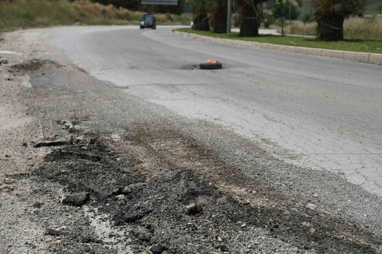 Depremzedelerden belediyeye yol tepkisi: Çukurlara lastik ve duba koydular