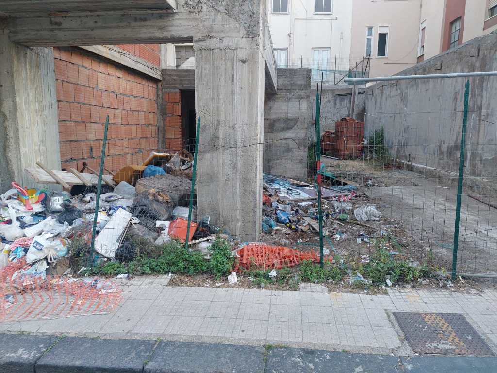 Via Freri. La gru non c’è più ma i rifiuti sono ancora lì