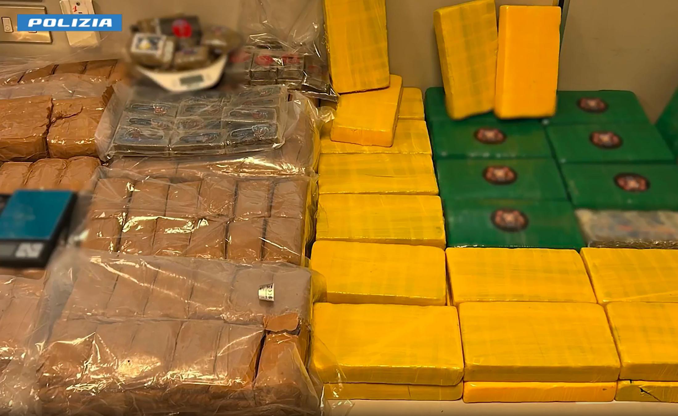 Un altro maxi sequestro di droga. Cento chili di cocaina e hashish