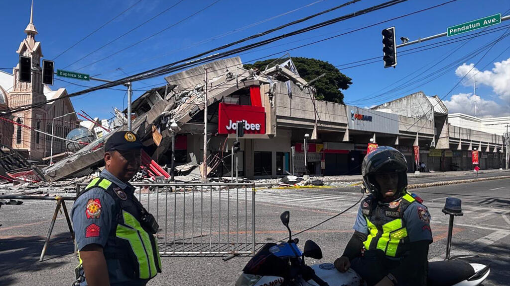 Major quake off Philippines kills at least 31, triggers tsunami warnings
