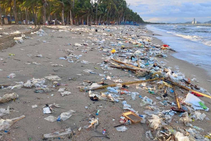Stop dumping trash, mayor pleads, it's polluting Bang Saen beach