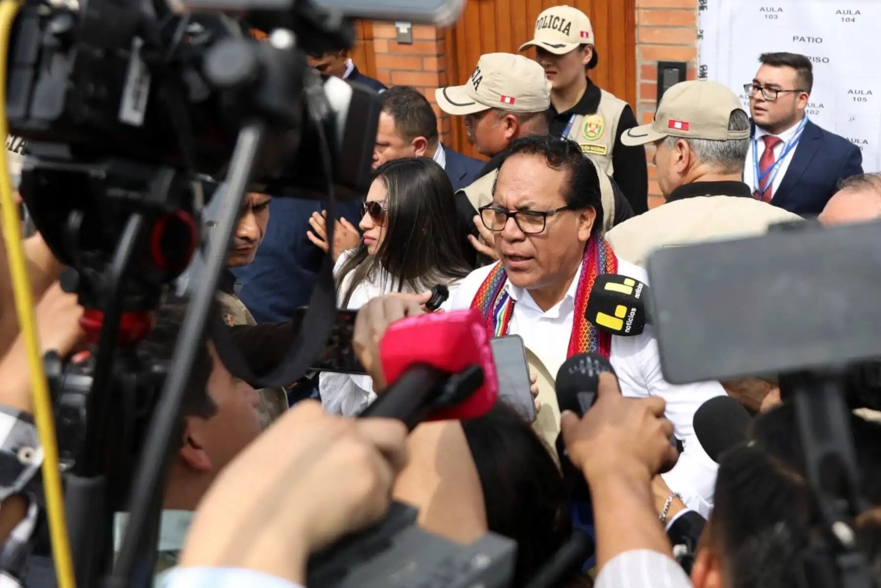 Perú vive reñida definición presidencial: ONPE da ventaja a Fujimori ...