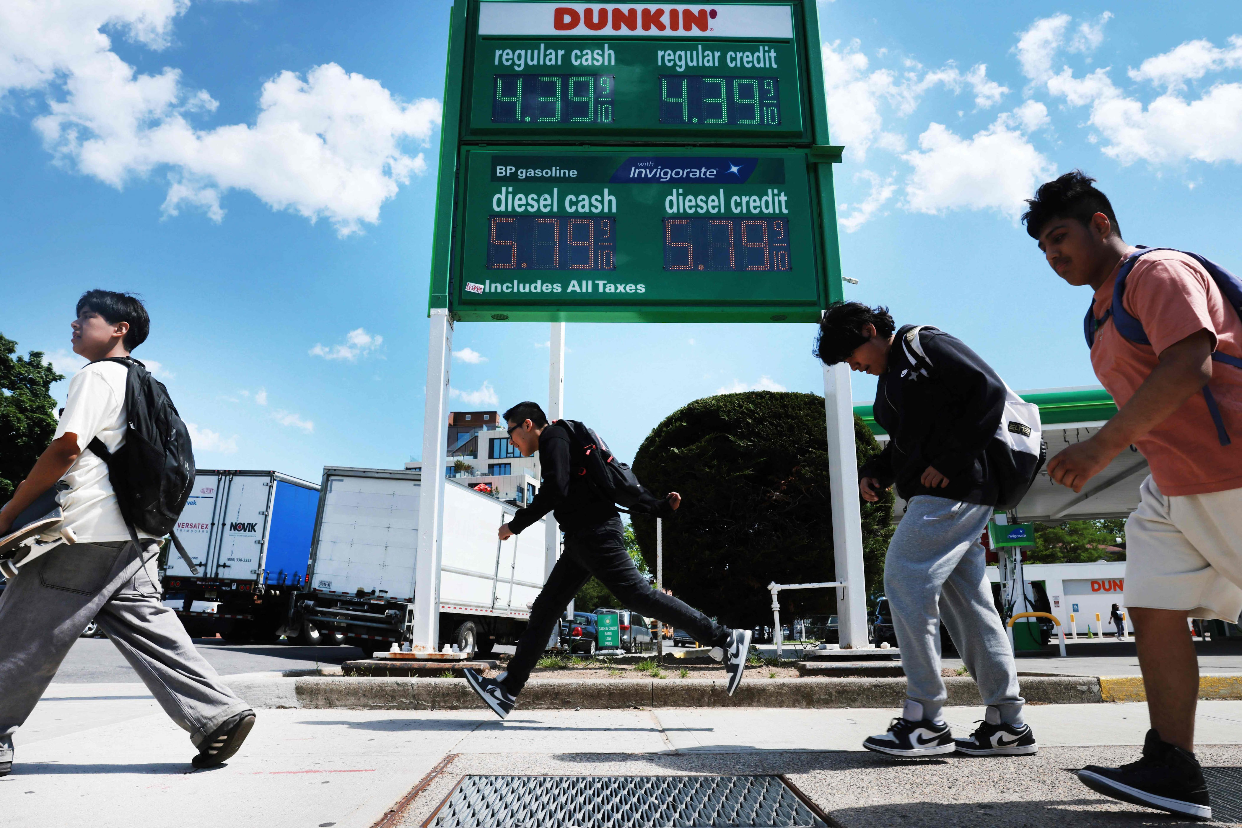 Oil prices soar over Iran war as stocks fall on AI bubble concerns