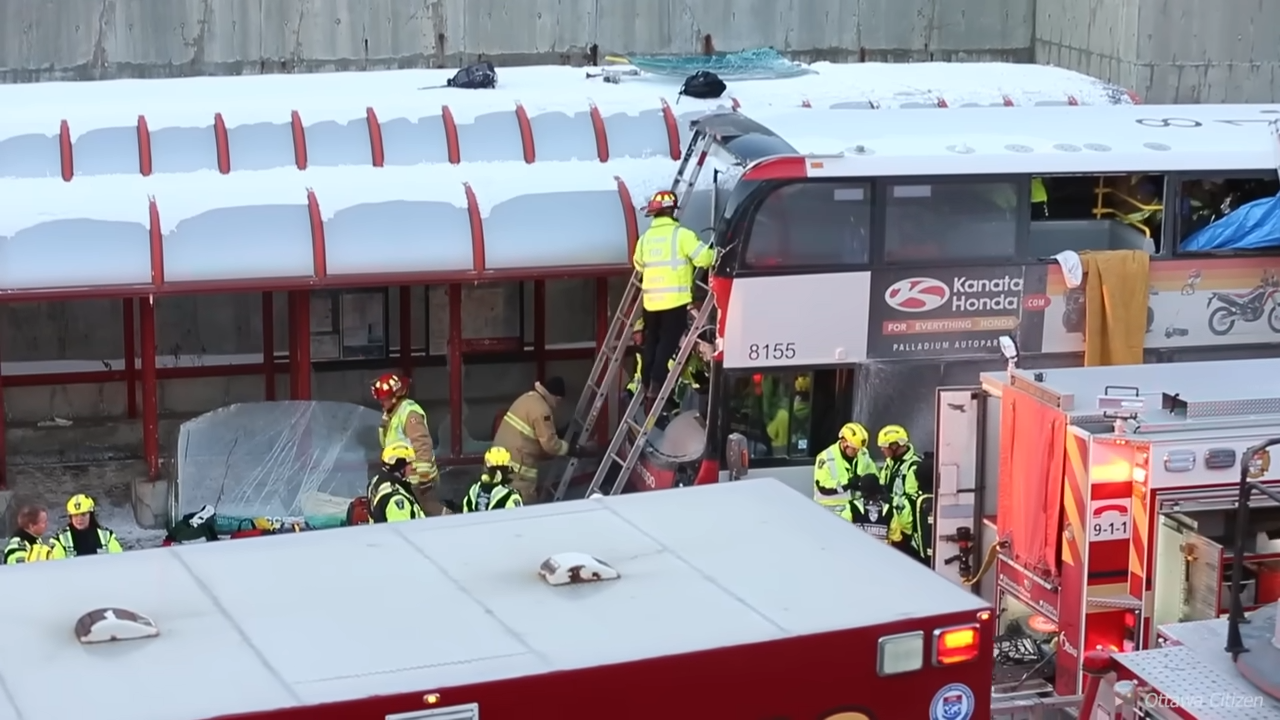 Der Bus verließ für eine Sekunde die Fahrbahn… dann riss die Station ...