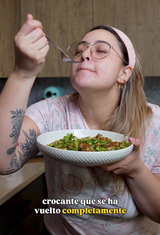 Ensalada fresca con fideos de arroz: textura crujiente y sabor ligero