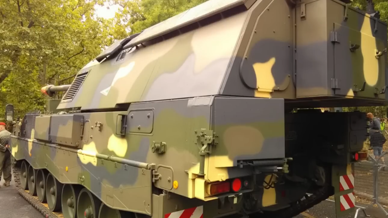 Der Puma und die Panzerhaubitze 2000 tragen diese bizarre Panzerung aus ...