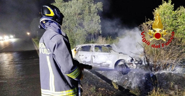 Fuori strada con l'auto che poi prende fuoco: illeso il conducente