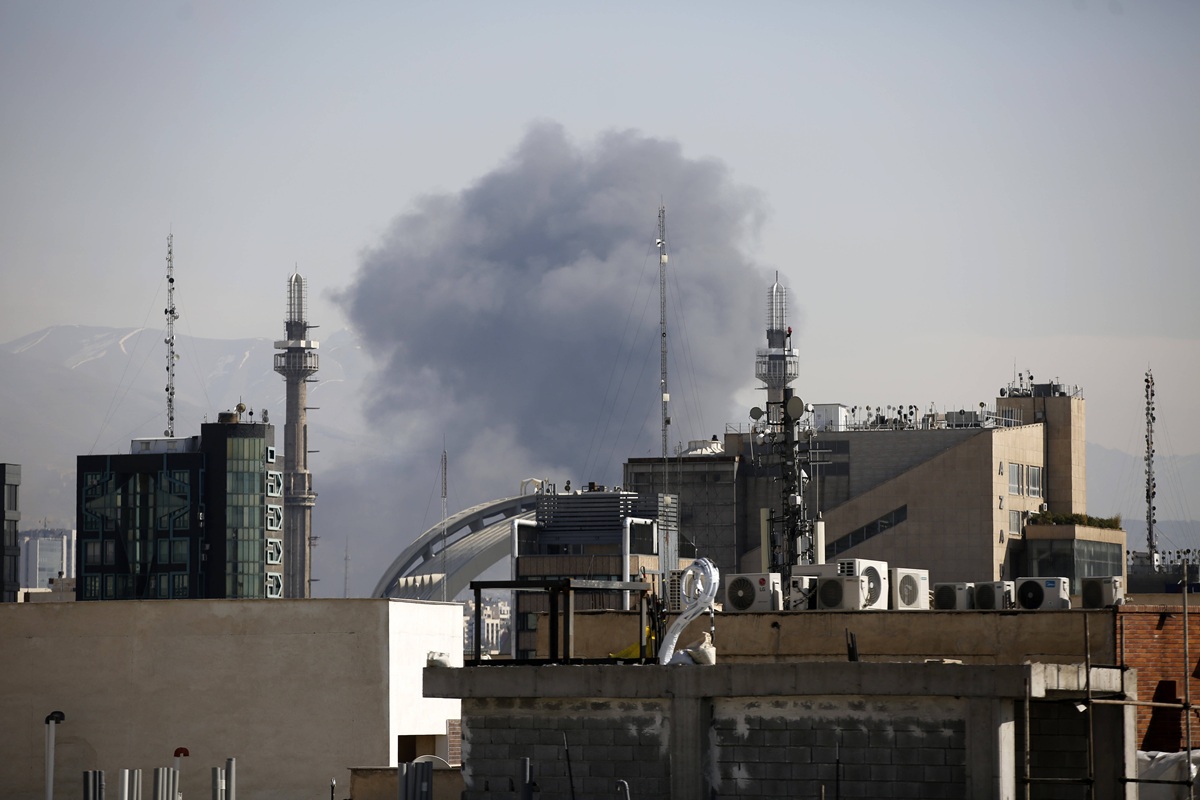 Gegen Trumps Ansage: Israel bombardiert heftig den Iran