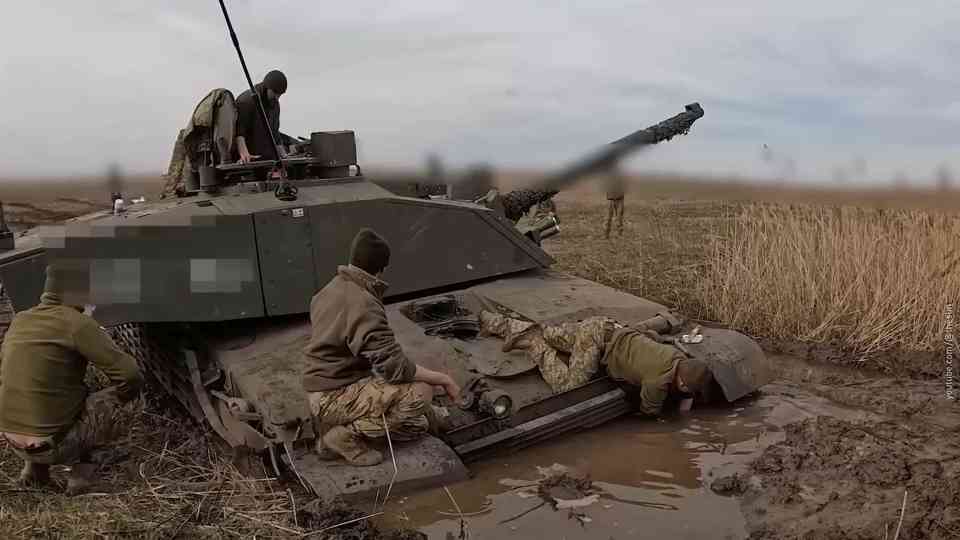 Seht, wie Russlands Minen und Kamikaze-Drohnen die Besatzung des ...