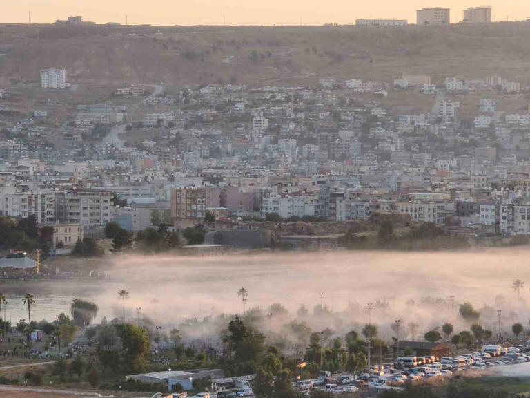 Cizre’de mangal dumanı nehir üzerinde sis görünümü oluşturdu
