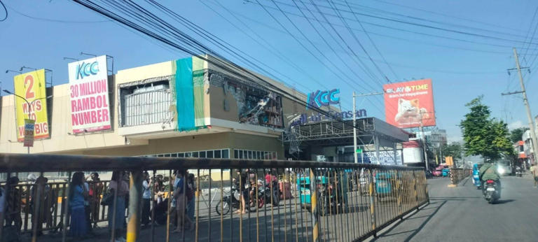 Major quake off Philippines kills one, triggers tsunami warnings